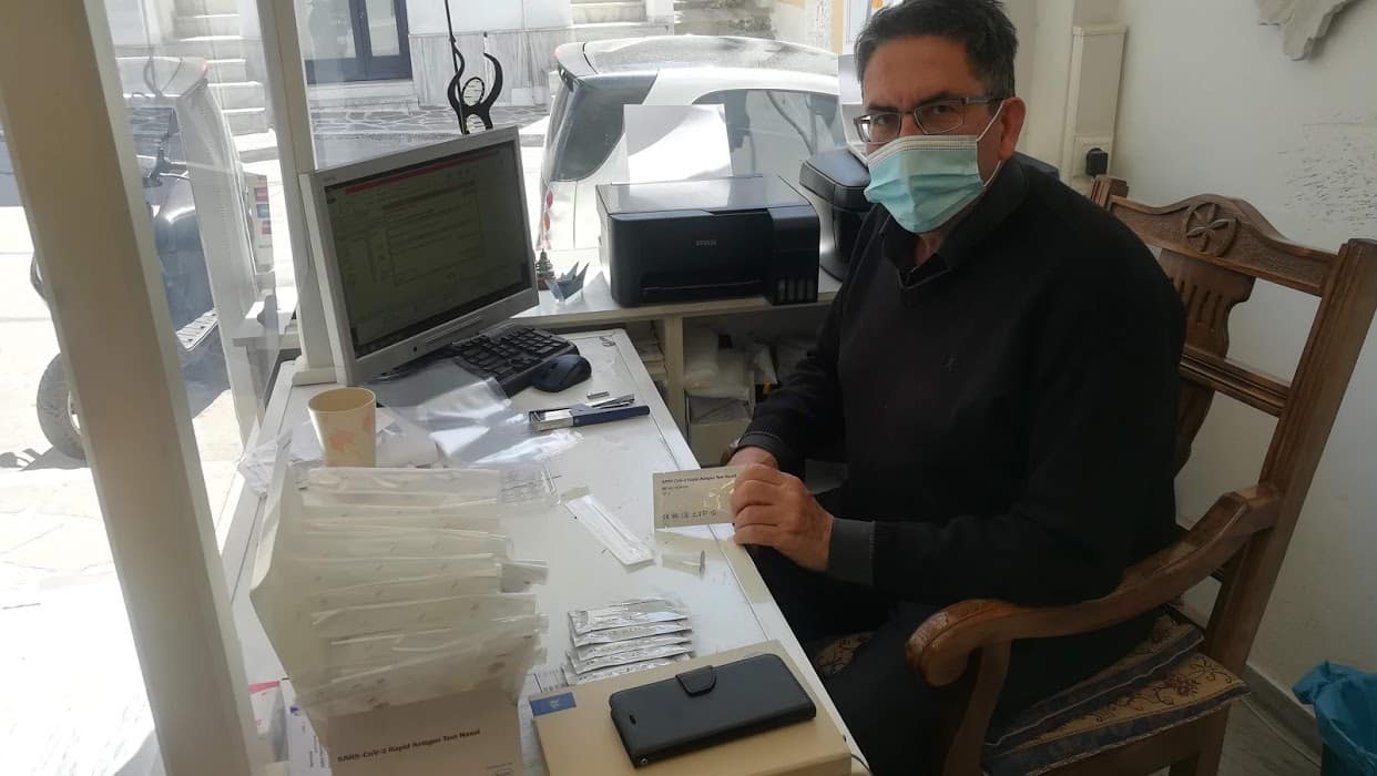 Ο φαρμακοποιός και τ. Δήμαρχος Νάξου & Μικρών ΚΥΚΛΑΔΩΝ, Μανόλης ...