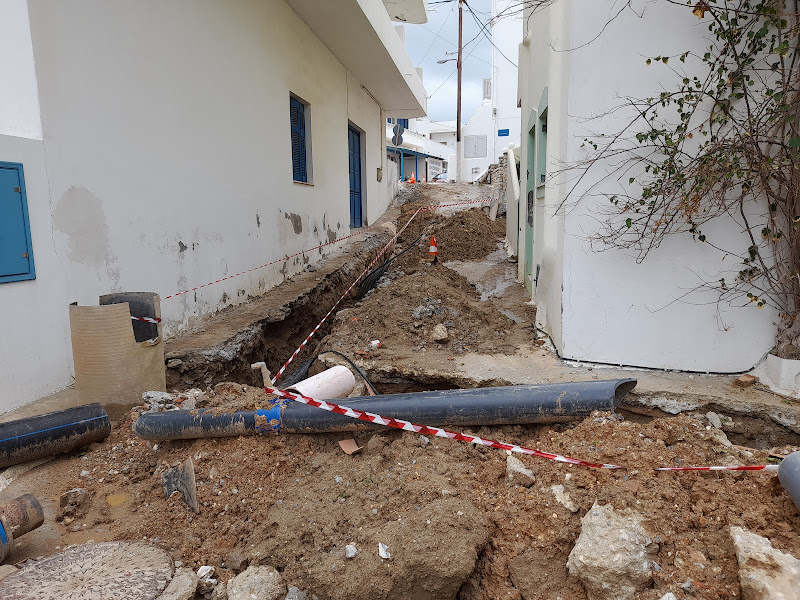 Χώρα Νάξου: Η αντικατάσταση του παλαιού αγωγού "τρέχει"... Οι σωλήνες ...