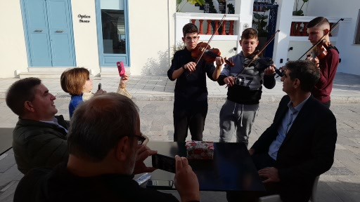 Νάξος: Ναξιωτάκια, είπαν τα κάλαντα της Πρωτοχρονιάς στον δήμαρχο ...